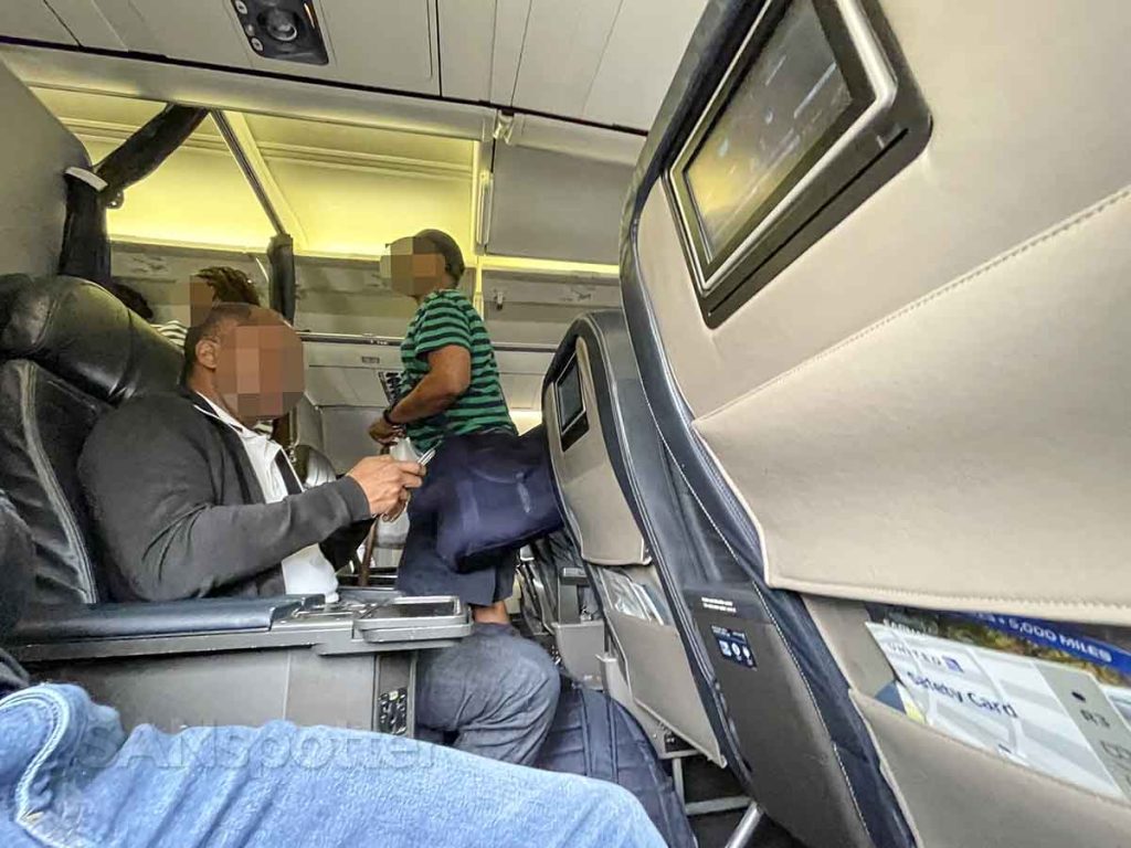 United 737-700 first class is basically the same ‘ol same ‘ol – SANspotter