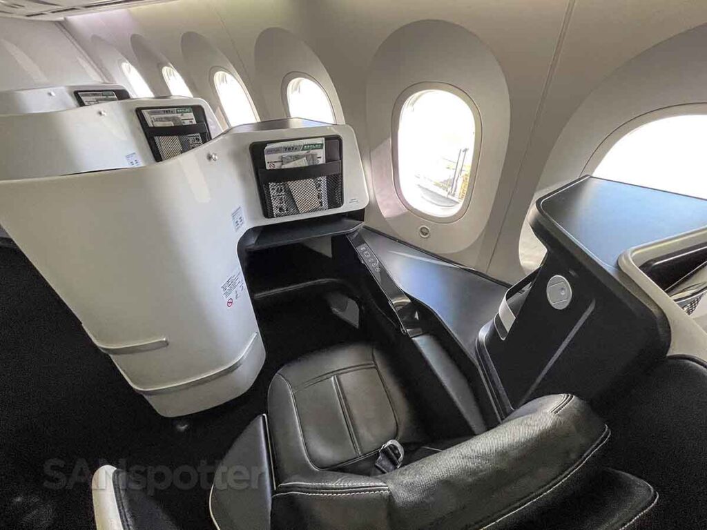 Zipair 787-8 Full Flat review: affordable business class for the masses ...