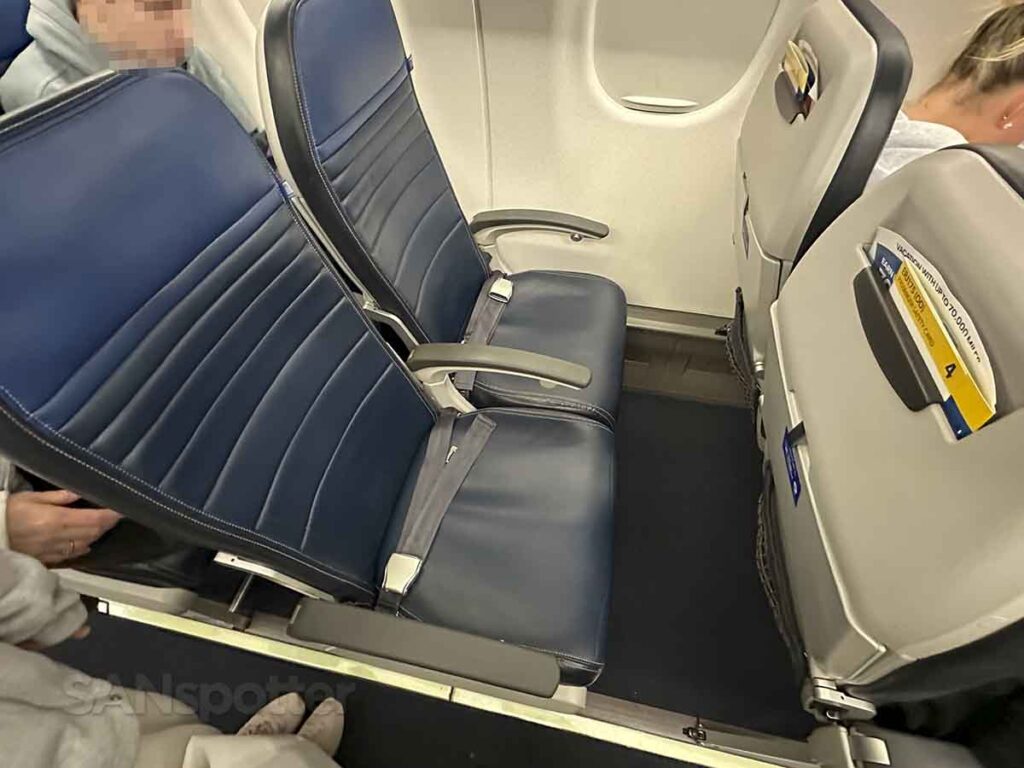 United Embraer 175 Economy review (it actually didn’t hurt that bad ...