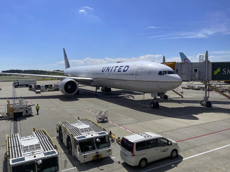 United 777-300ER Premium Plus review: soulless, but gosh dang is it ...
