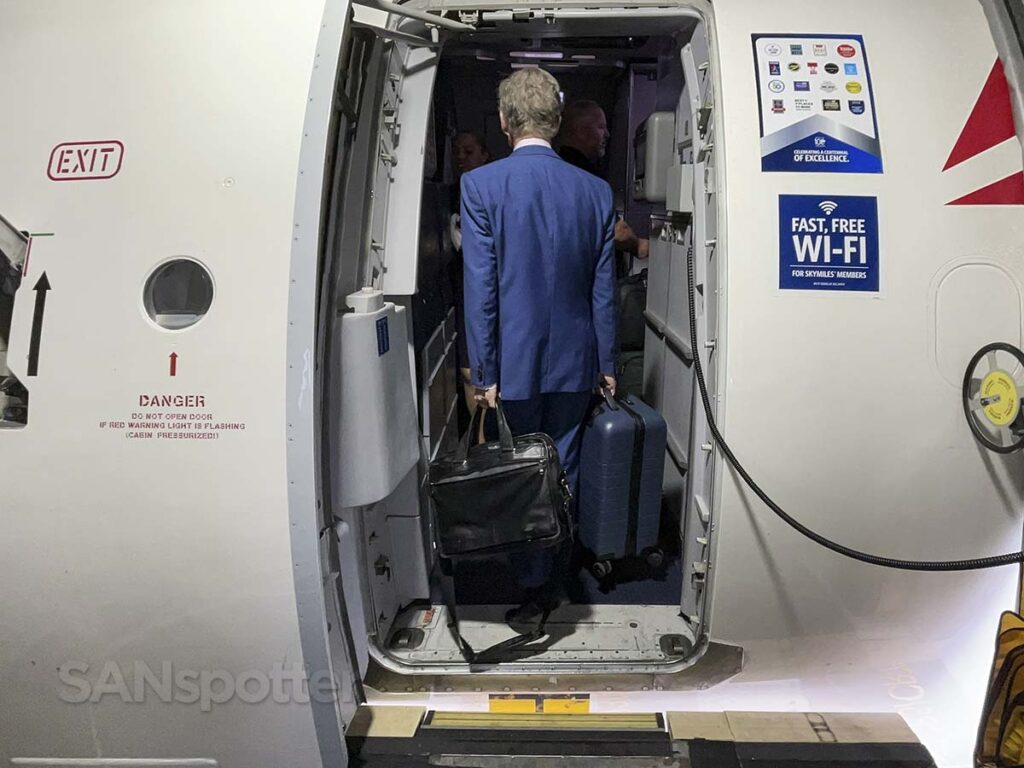 Delta A320 first class review: a disgustingly consistent premium cabin ...